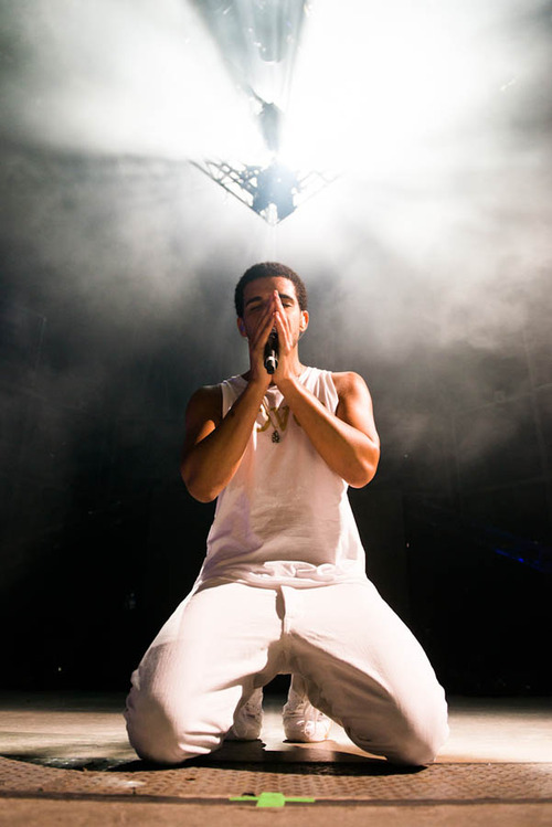 힙합엘이 - 여자 앞에서 무릎꿇은 드레이크 짤 없나요?